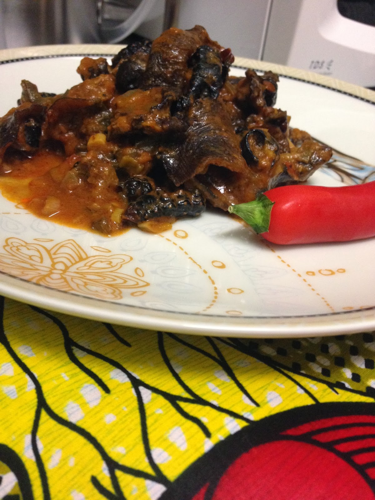 Meshi ( chenille en sauce moamba ) poisson séchée , mayebo ( champignon ...